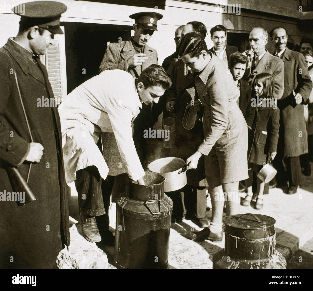 Second World War (1939-1945). The Allies spread food between Greek ...