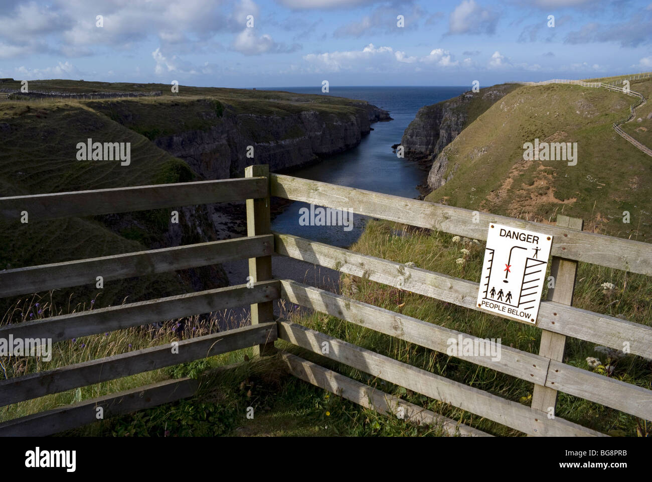 Cliff top fencing hi-res stock photography and images - Alamy