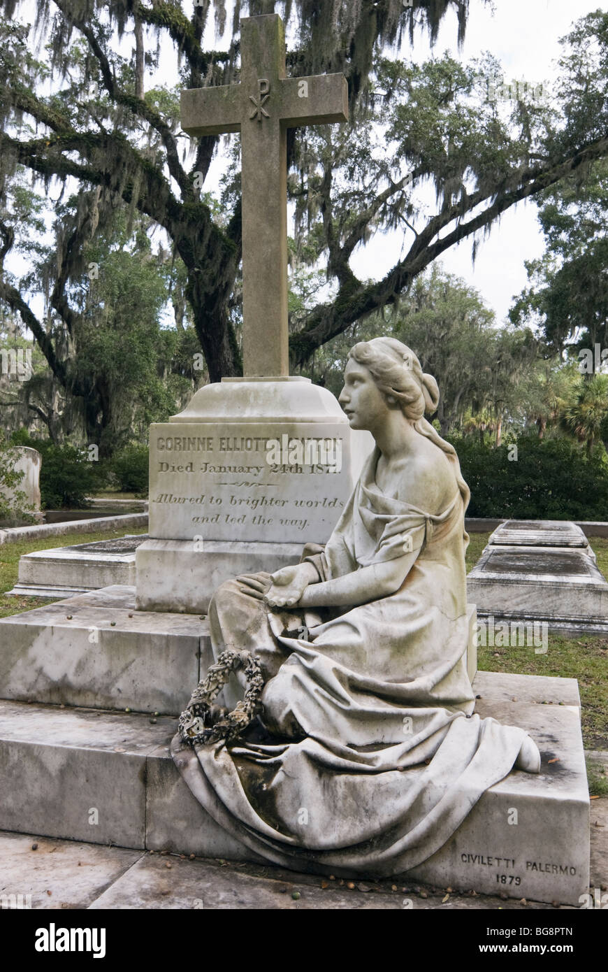 Statue on gravestone, Bonaventure Cemetery, Savannah, Georgia, USA ...