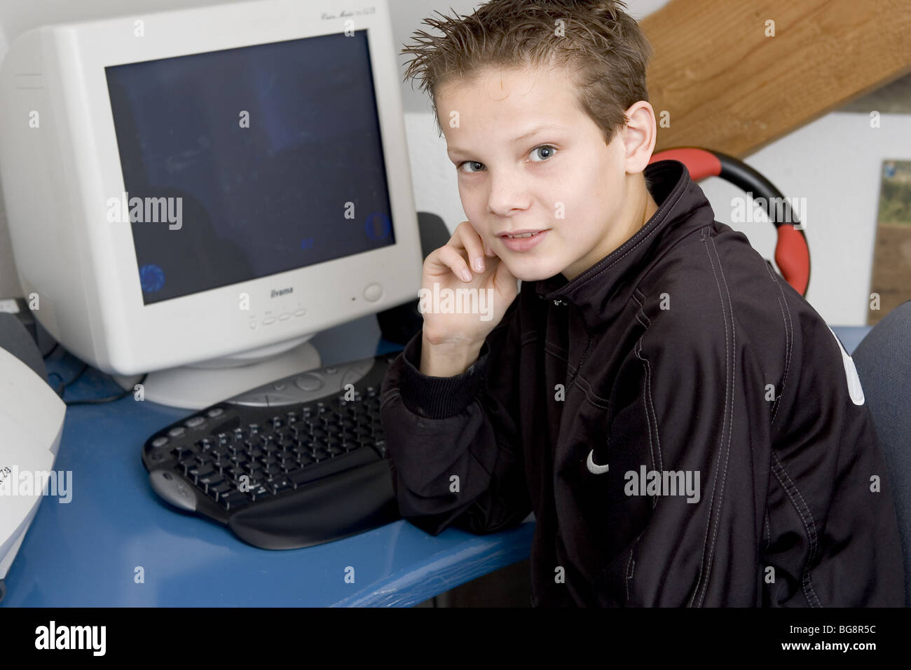 Older person computer uk hi-res stock photography and images - Alamy