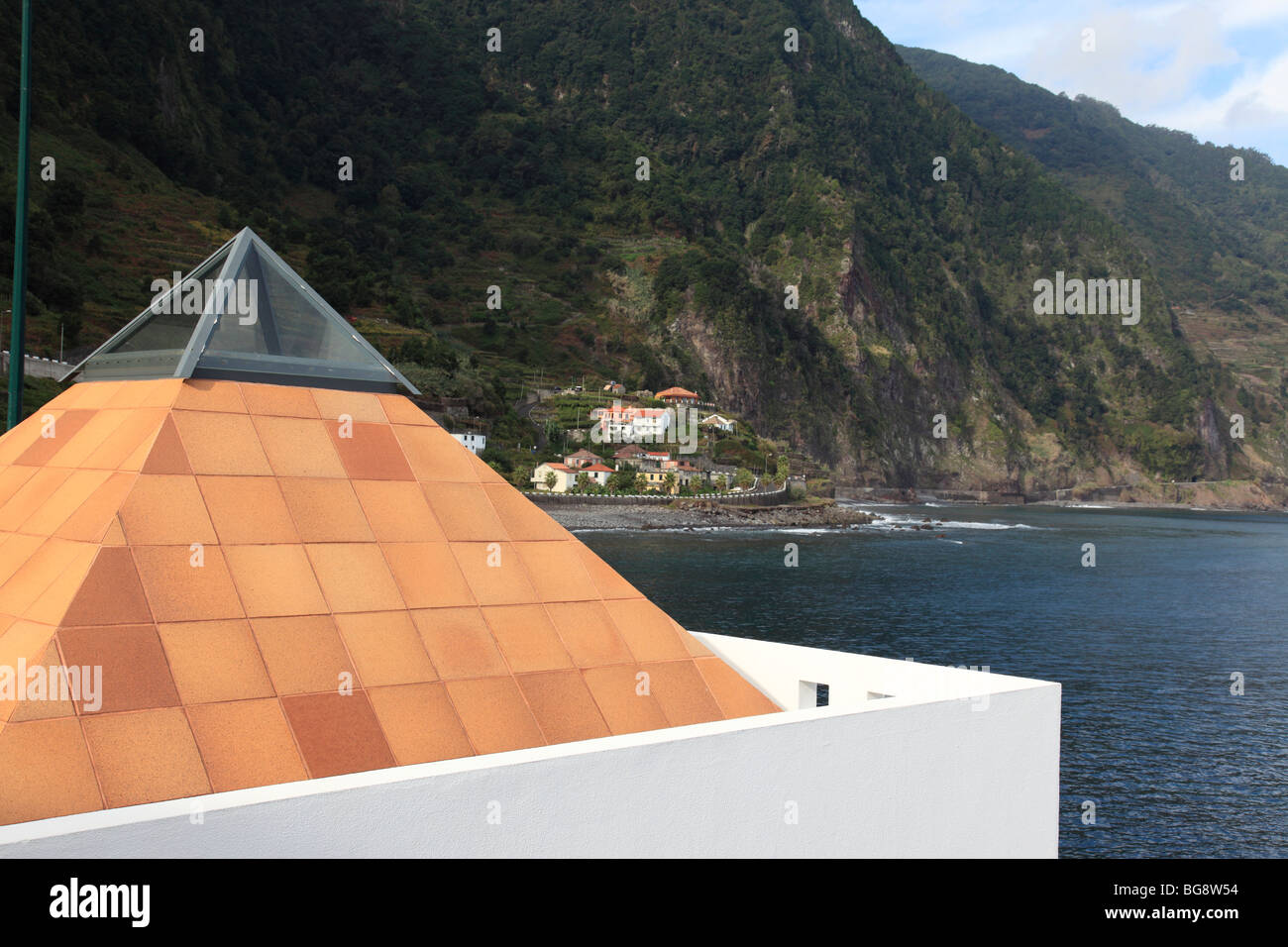 Pyramid roof hi-res stock photography and images - Alamy