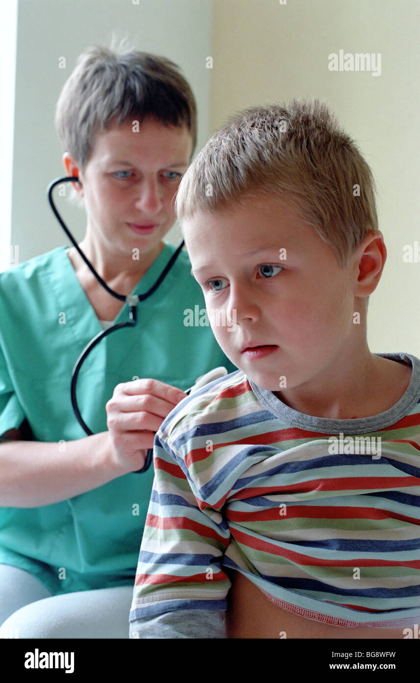 Pediatrician checking up little boy Stock Photo - Alamy