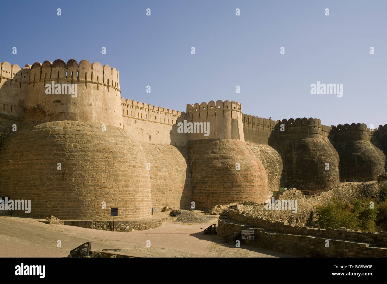 Fort walls hi-res stock photography and images - Alamy
