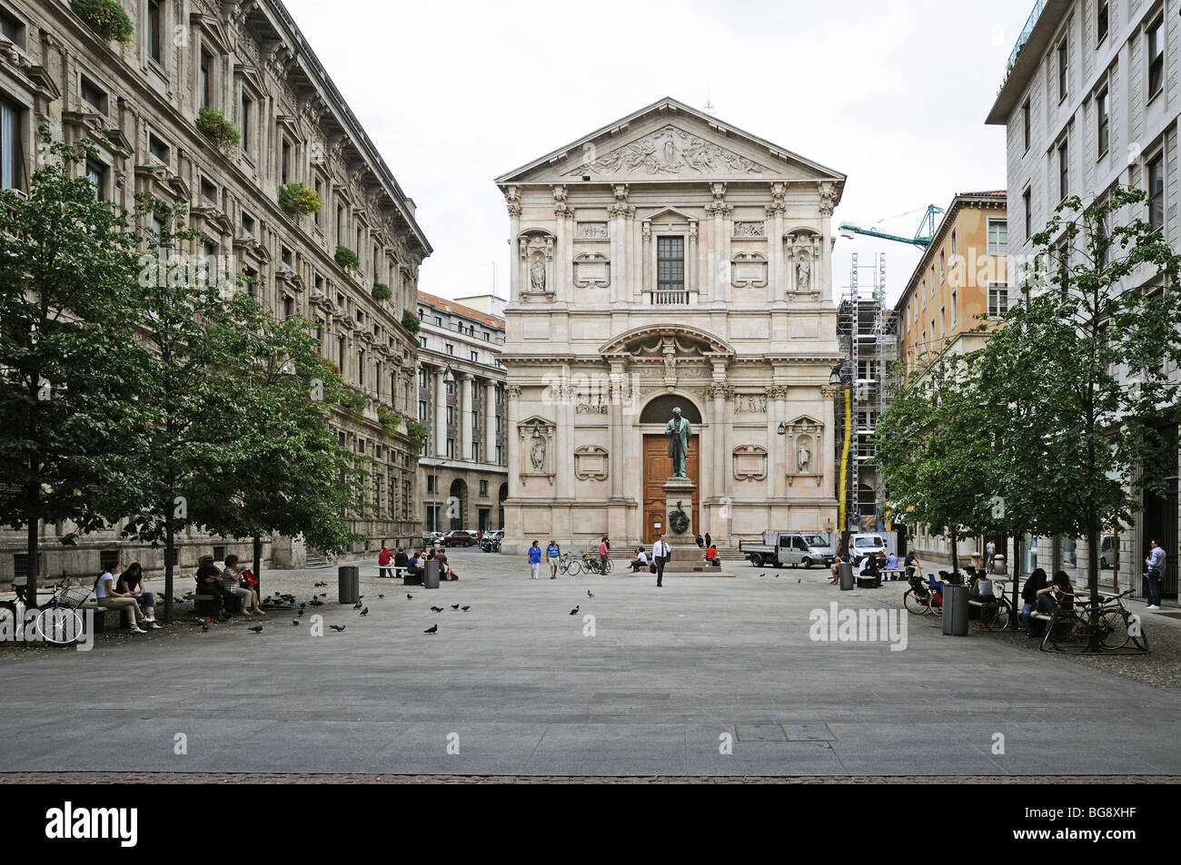 La Chiesa di San Fedele with statue of Alessandro Manzoni in the Piazza ...