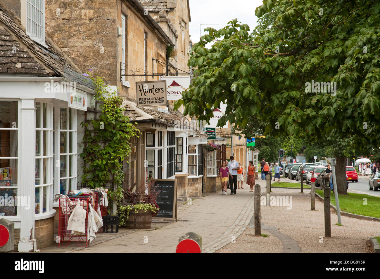 Broadway cotswolds high street hi-res stock photography and images - Alamy