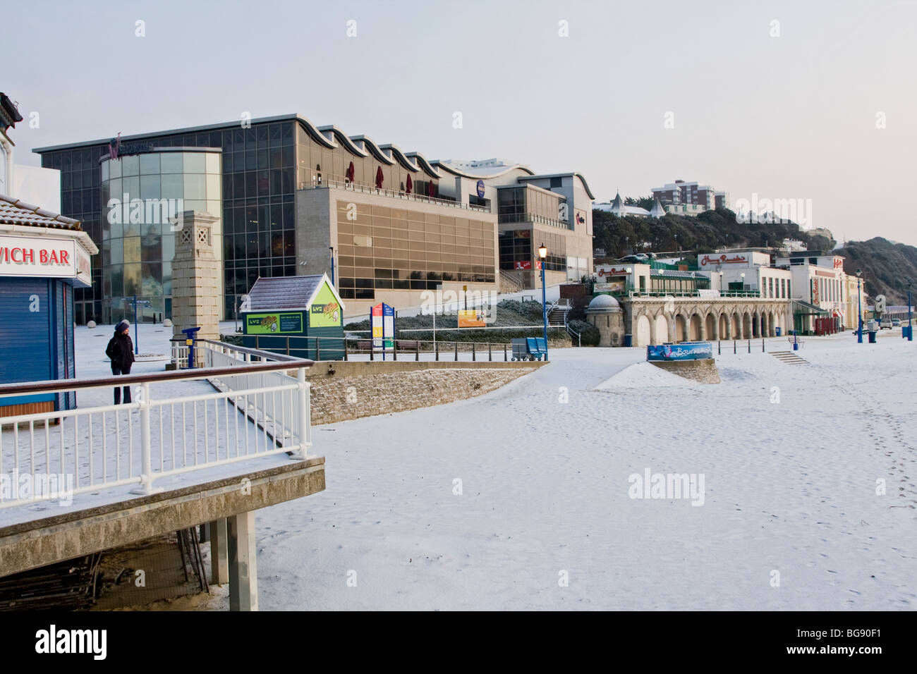 Bournemouth seafront with a covering of snow in winter Stock Photo - Alamy