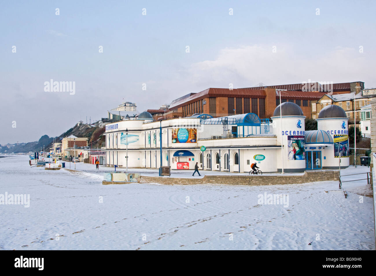 Bournemouth beach with a covering of snow in winter Stock Photo - Alamy