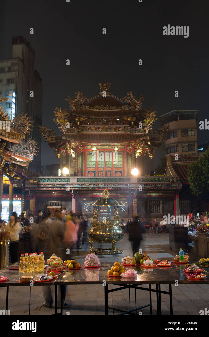 Lungshan (Longshan) Temple of Manka (Monga/Bangka/Mengjia) worshippers ...