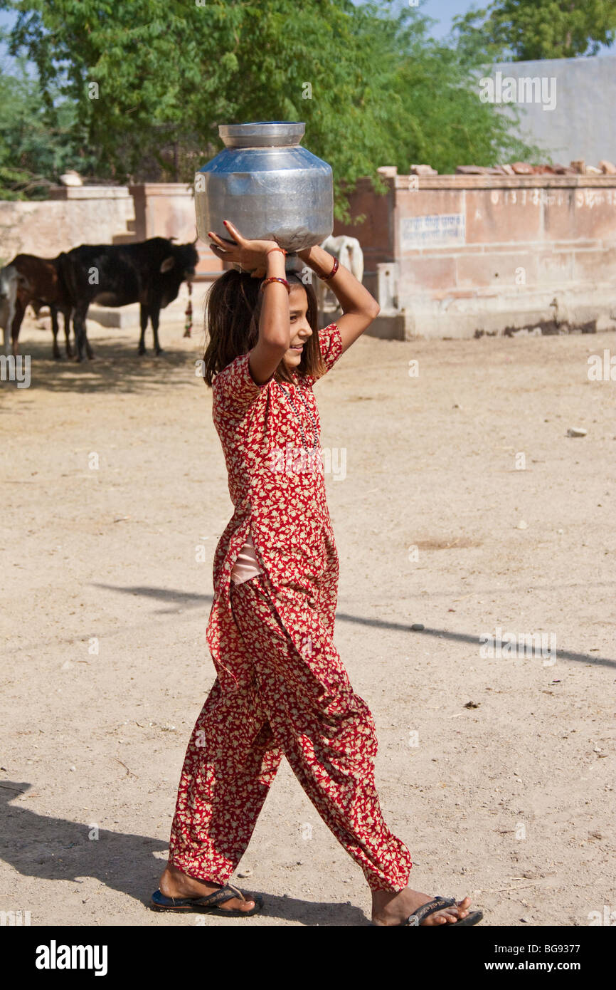 Indian child water carrier Stock Photo - Alamy