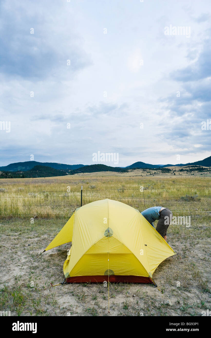 Bent over car hi-res stock photography and images - Alamy