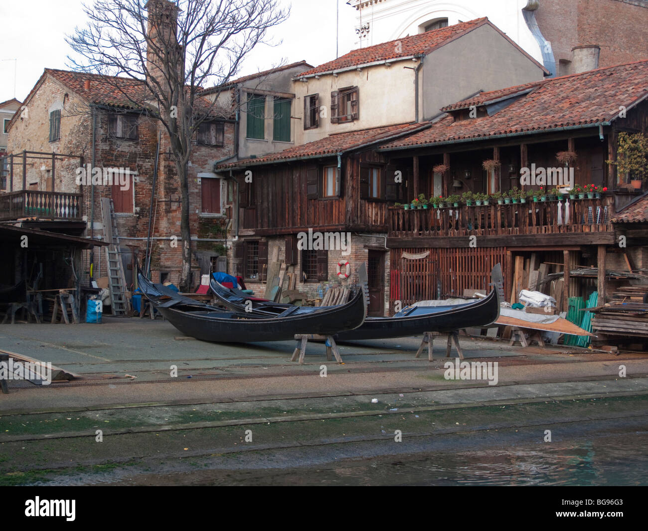 Venice gondola boat yard hi-res stock photography and images - Alamy
