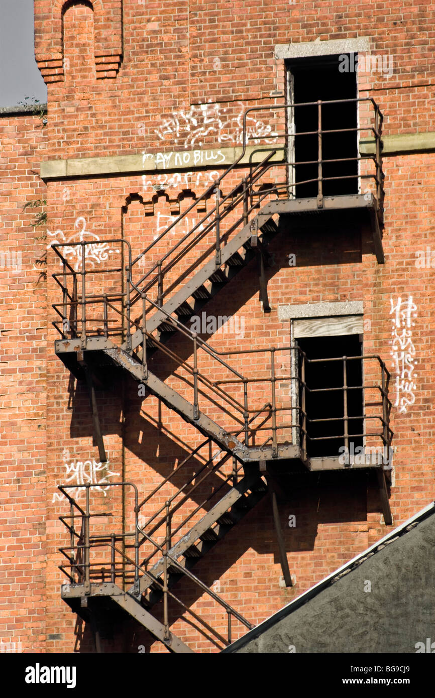 Fire escape graffiti hi-res stock photography and images - Alamy