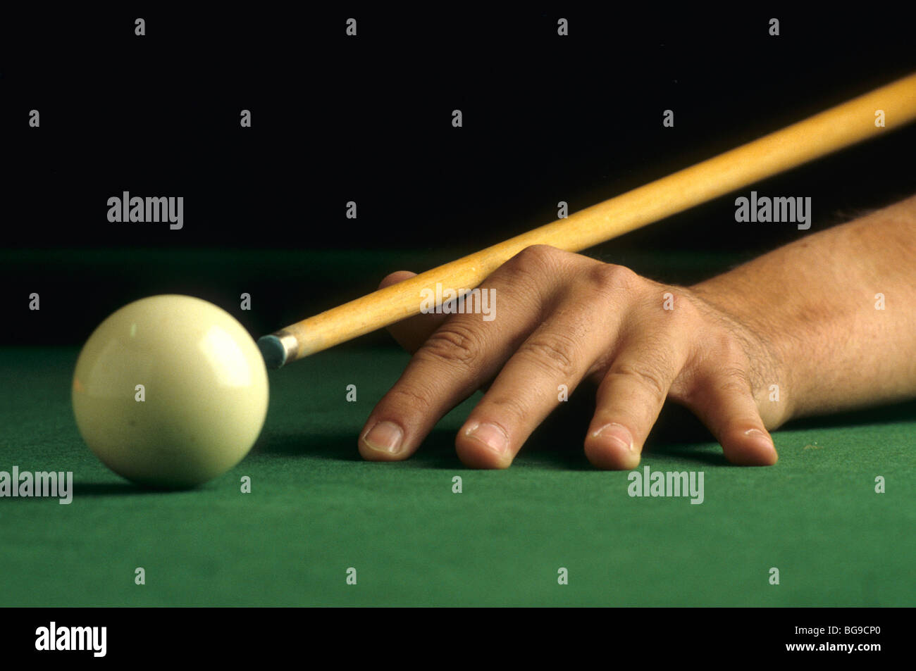 Close up view of a man playing snooker Stock Photo - Alamy