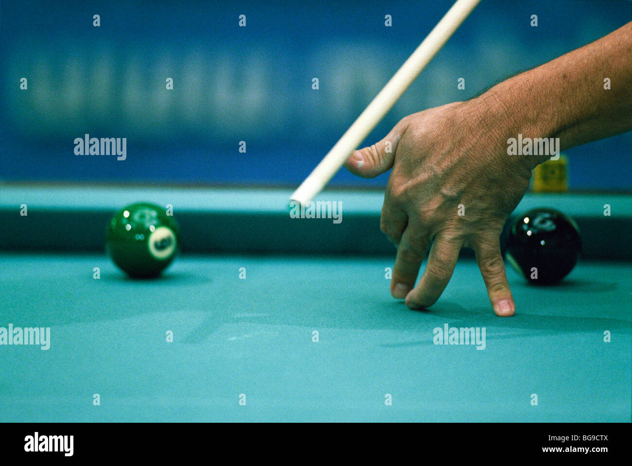 Pool player lines up his cue to play a shot Stock Photo - Alamy