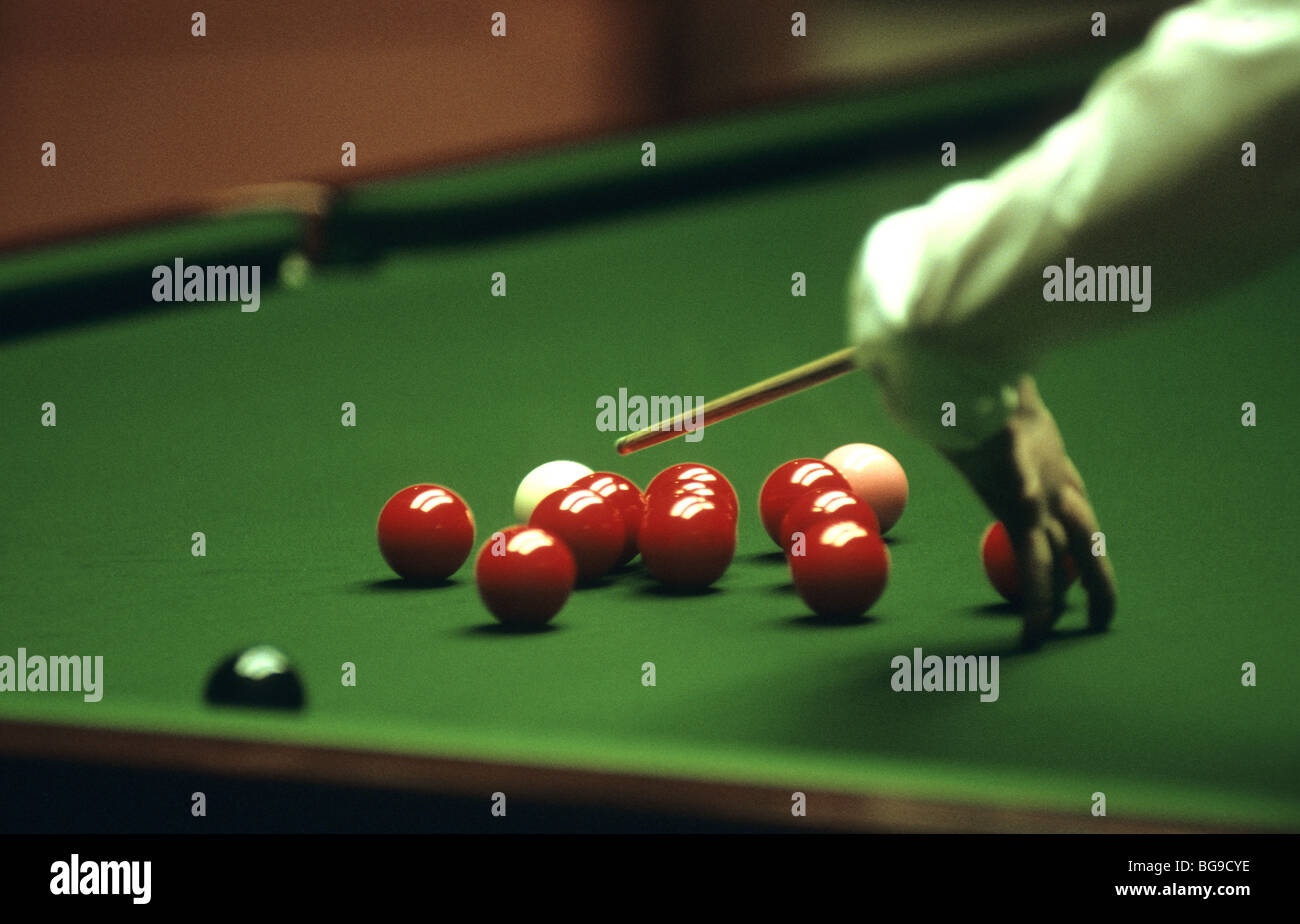 Close up view of a man playing snooker Stock Photo - Alamy