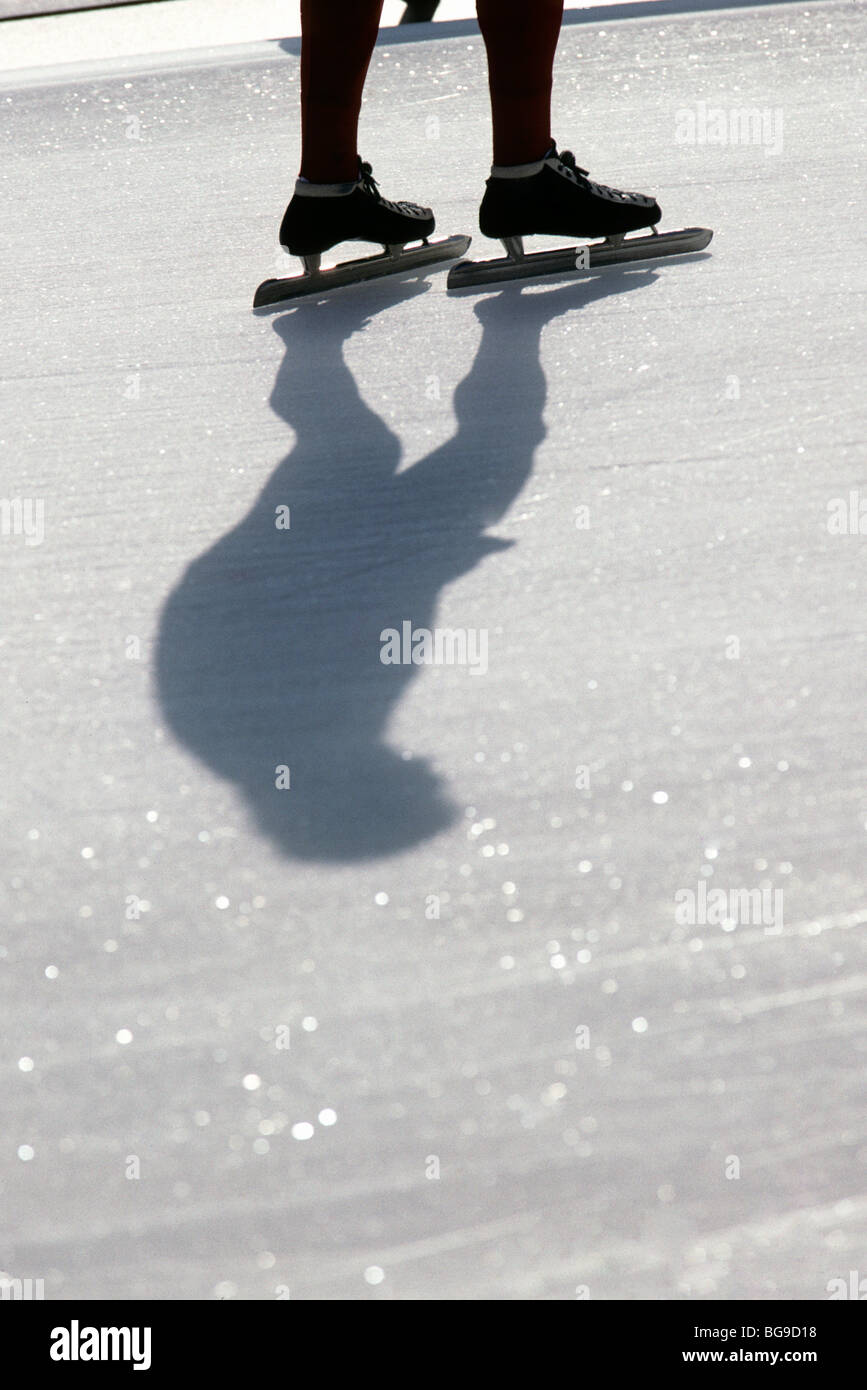 Low profile of a speed skater Stock Photo - Alamy