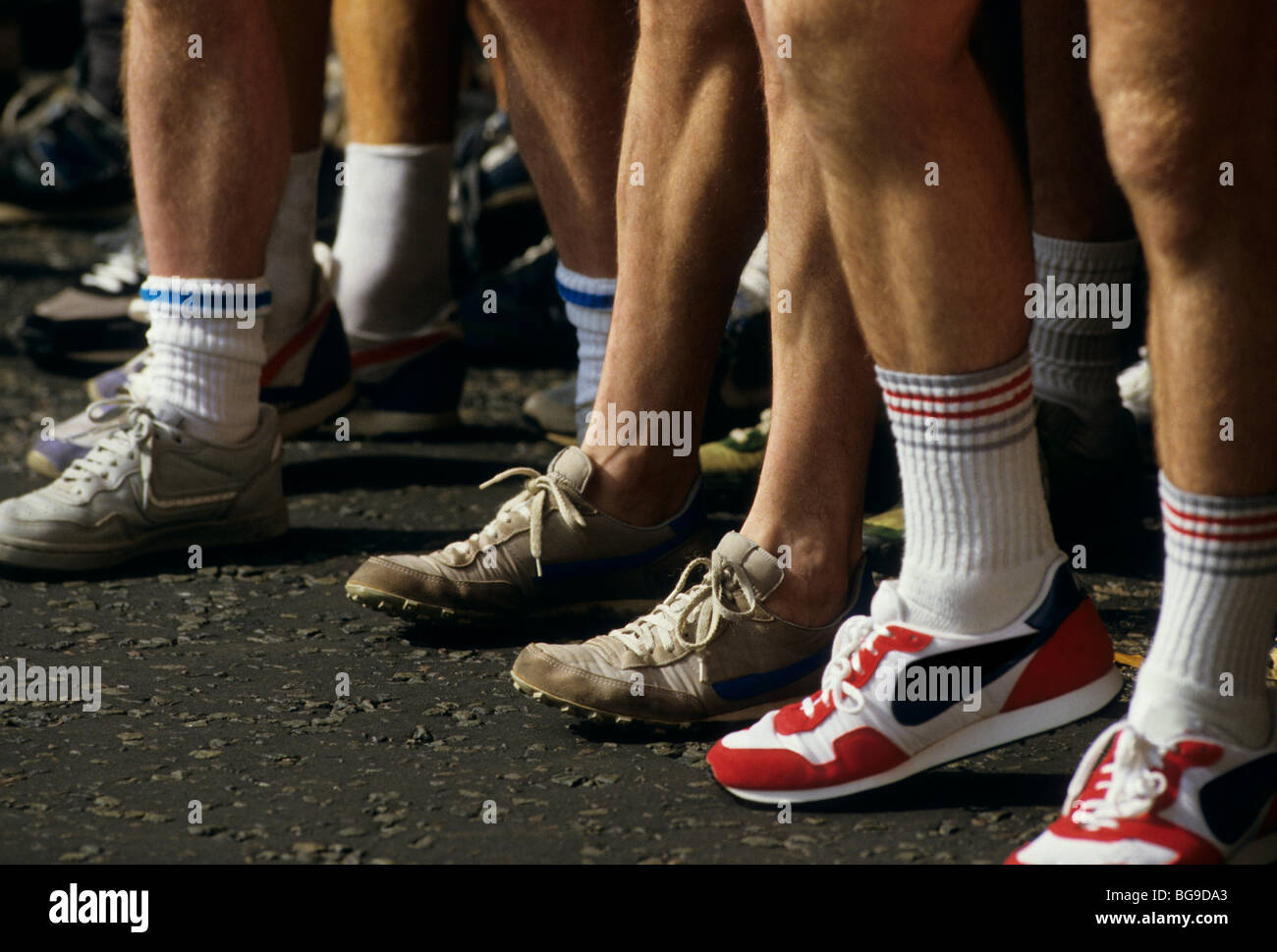 Runners standing starting line hi-res stock photography and images - Alamy