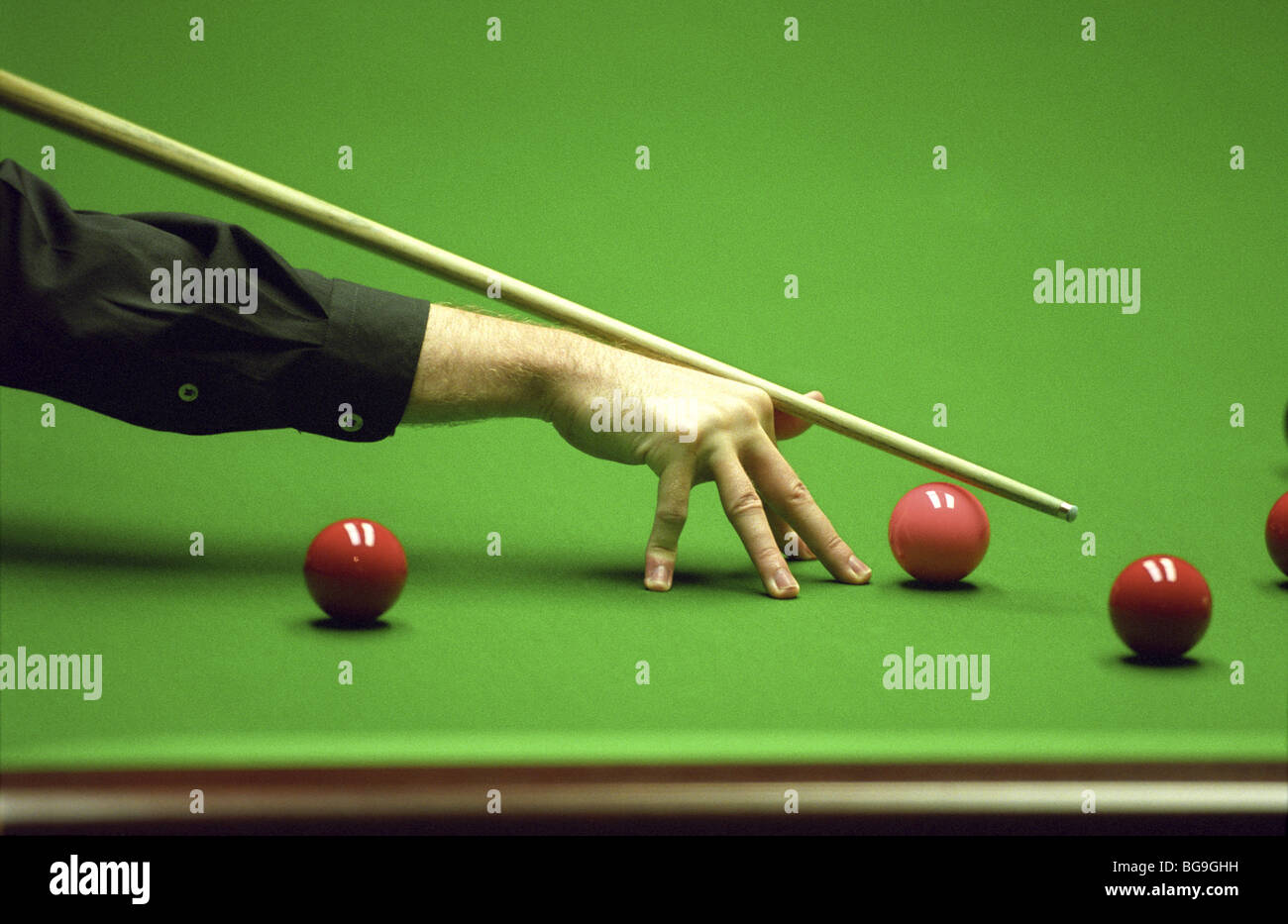 Close up view of a man playing snooker Stock Photo - Alamy