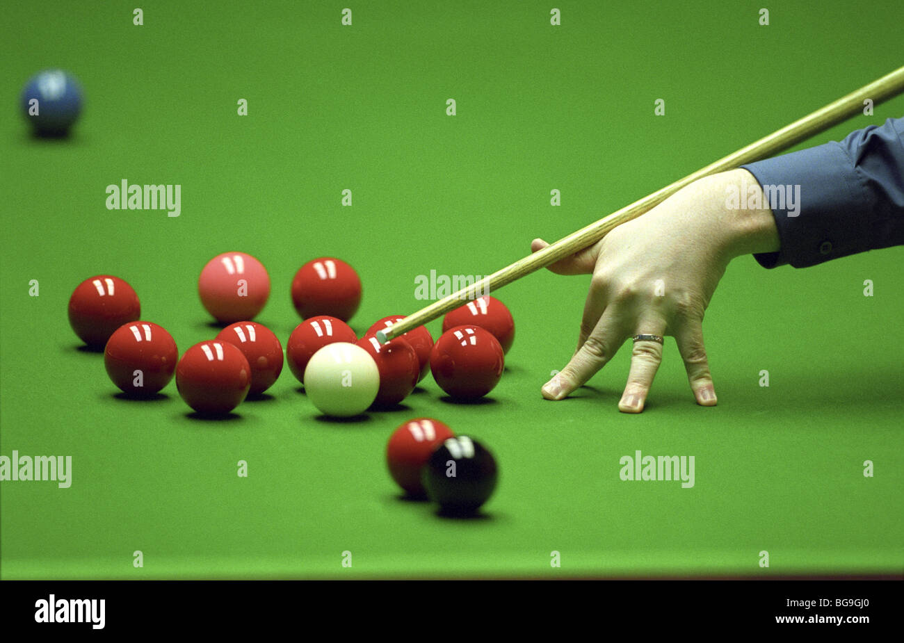 Close up view of a man playing snooker Stock Photo - Alamy