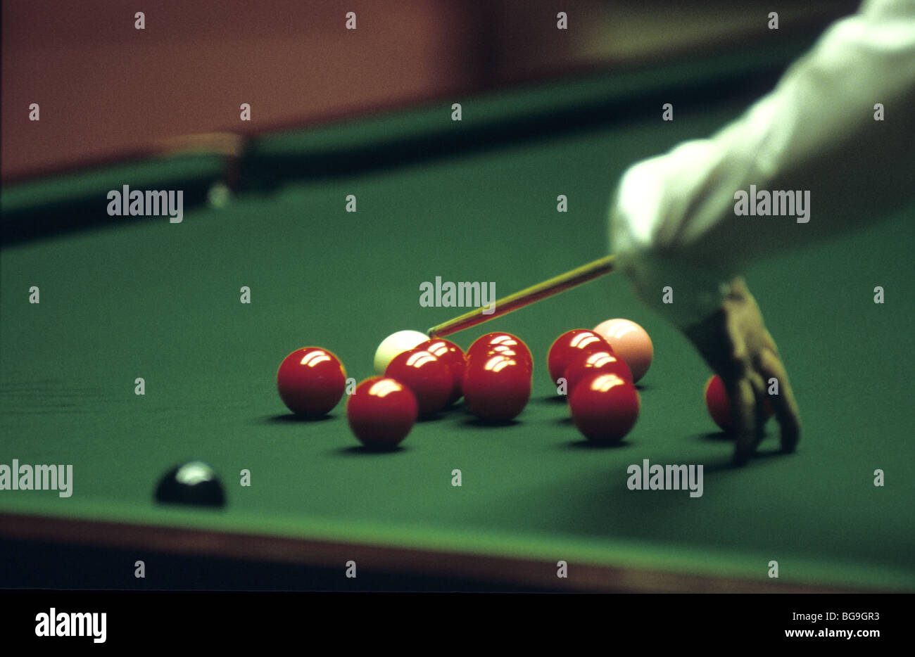 Close up view of a man playing snooker Stock Photo - Alamy