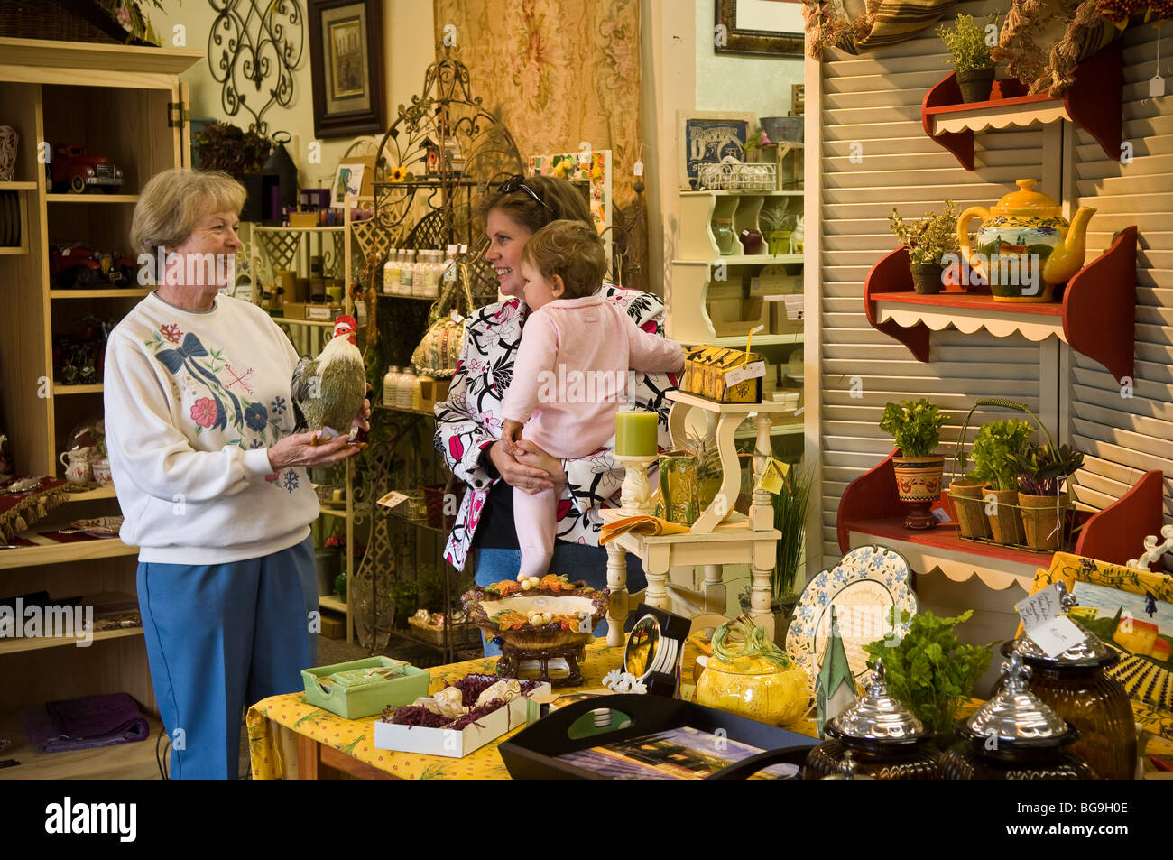 Shopping in Old Town Bandon; southern Oregon coast Stock Photo - Alamy