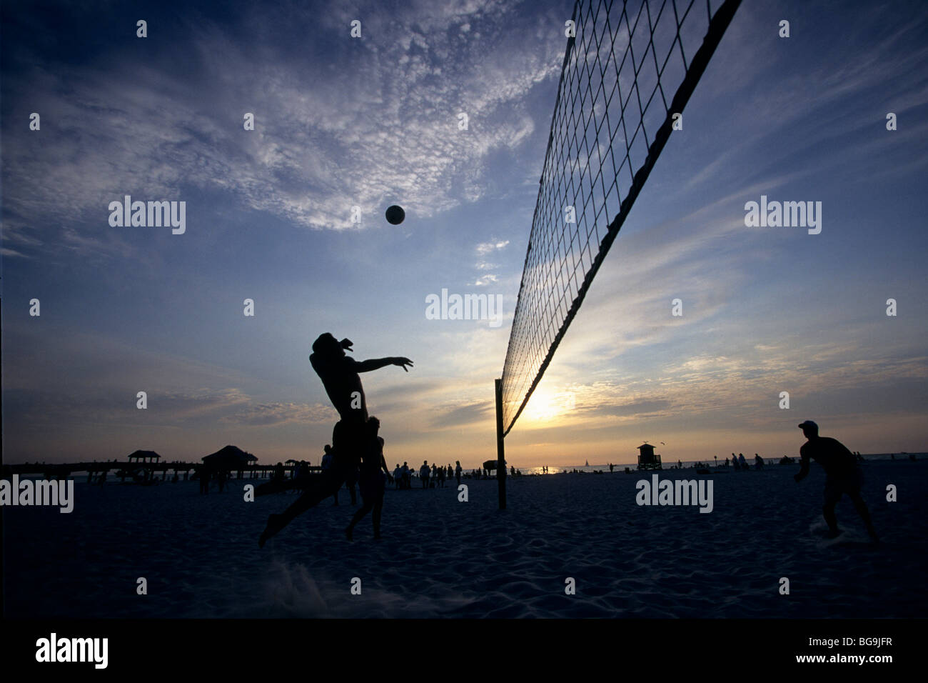 Beach volleyball players sunset hi-res stock photography and images - Alamy