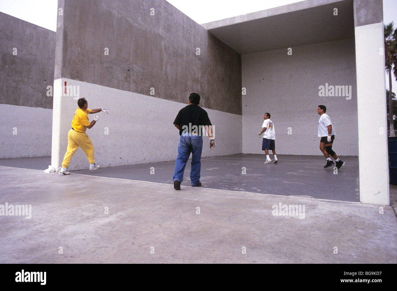 Men playing handball hi-res stock photography and images - Alamy