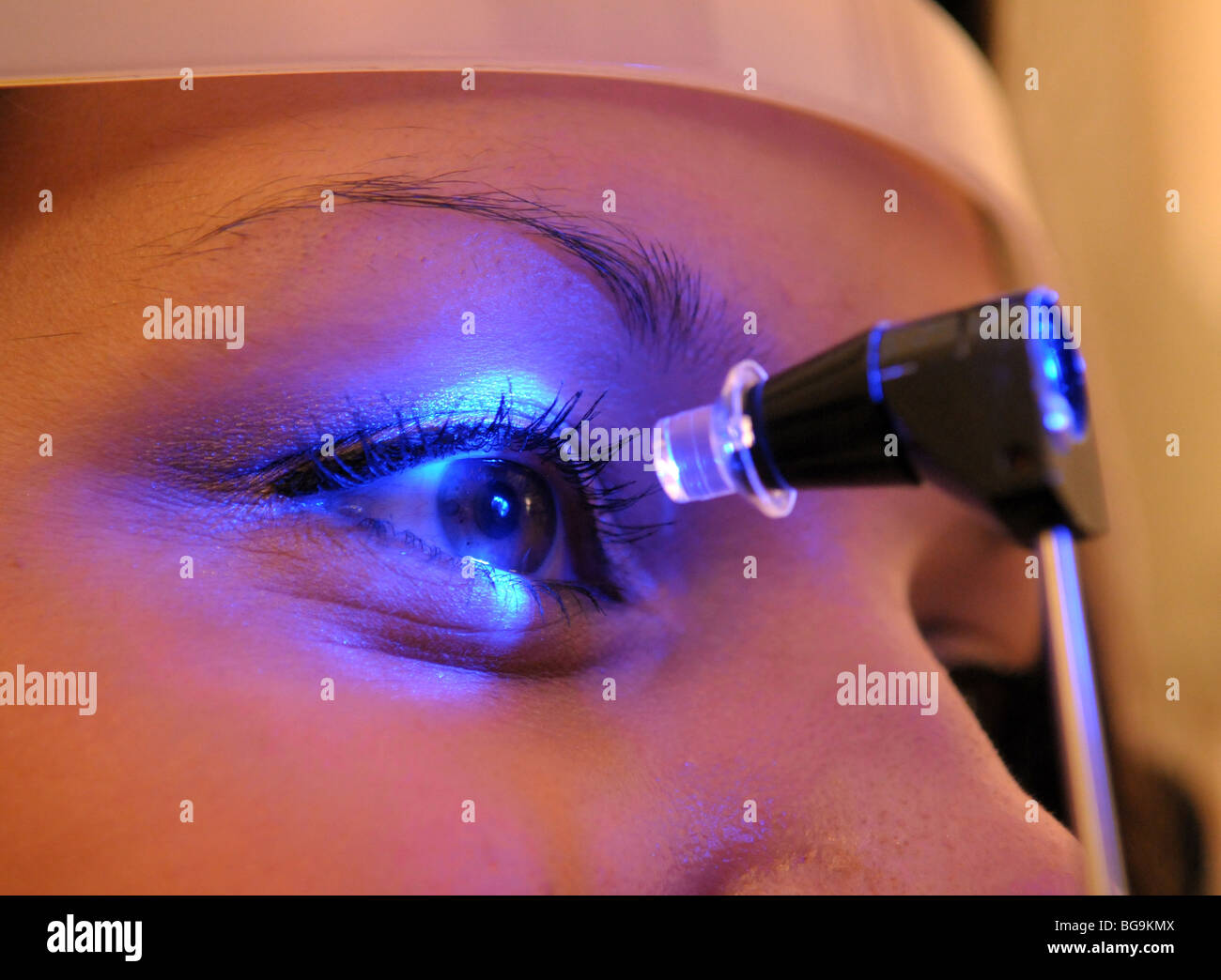 A woman having her eyes checked in an opticians Stock Photo - Alamy