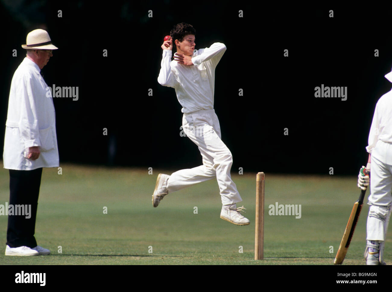 Cricketer bowling the ball Stock Photo - Alamy