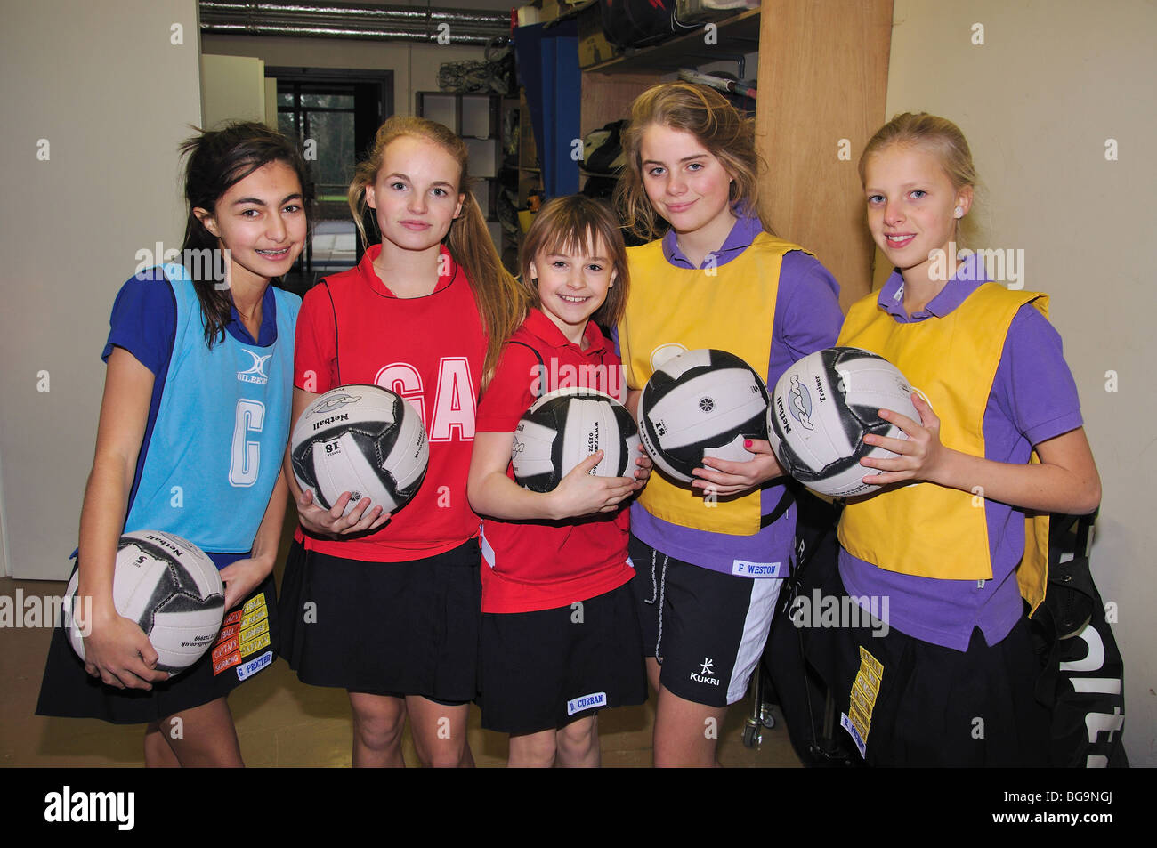 Netball school girls hi-res stock photography and images - Alamy