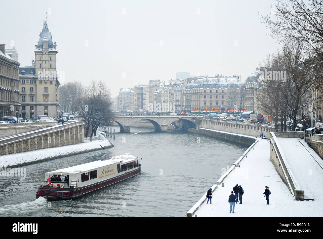 paris snow in winter Stock Photo - Alamy