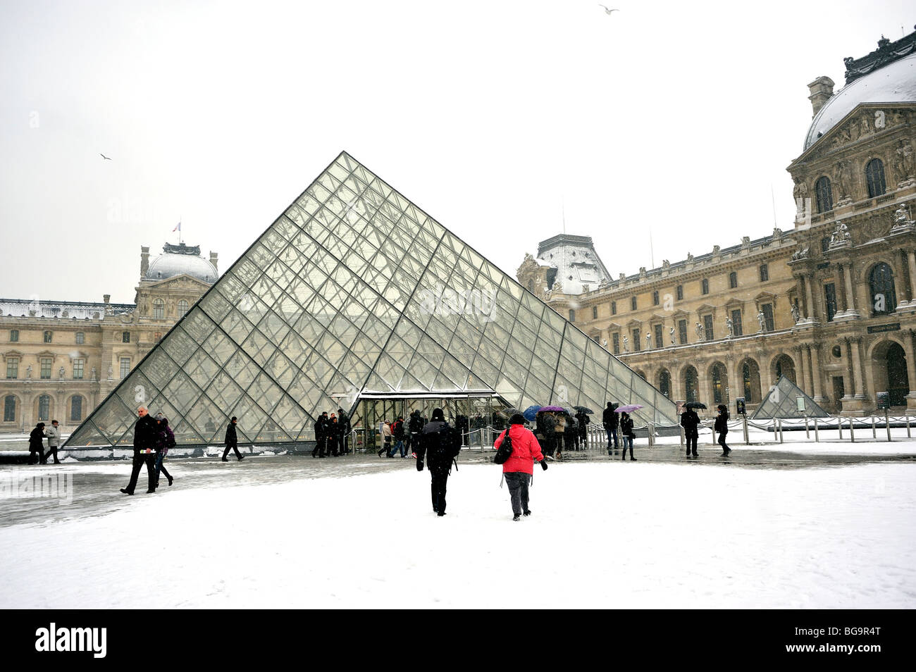 Louvre museum building hi-res stock photography and images - Alamy
