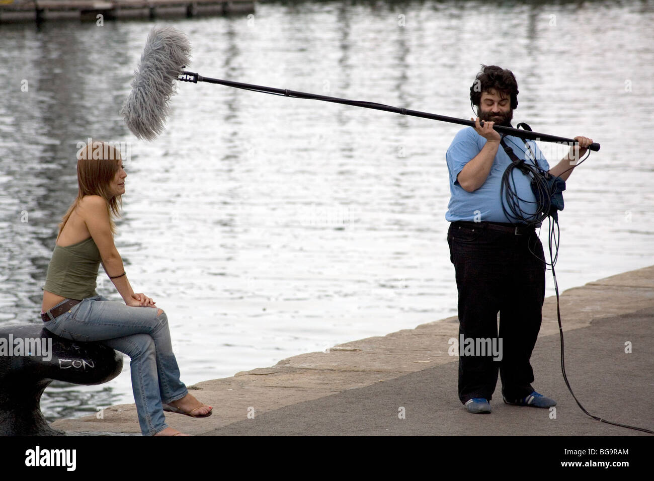 TV SHOW, OUTSIDE BROADCAST, SOUND BOOM: TV crew outside broadcast ...