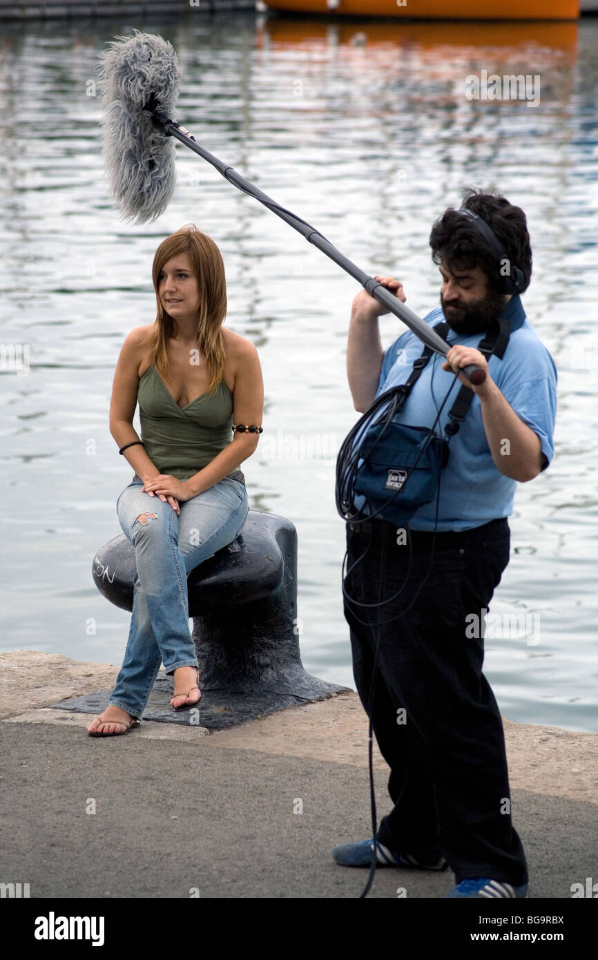 TV SHOW, OUTSIDE BROADCAST, SOUND BOOM: TV crew outside broadcast ...