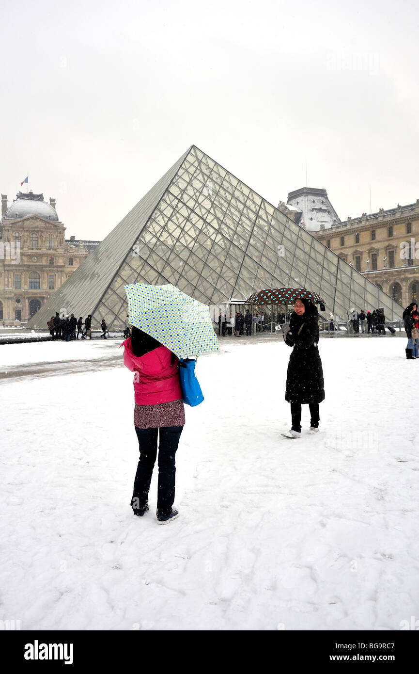 Louvre museum building hi-res stock photography and images - Alamy