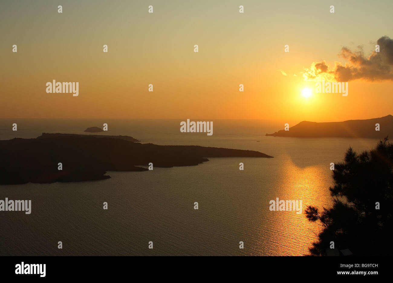 Famous sunset at Oia Santorini,Greece Stock Photo - Alamy