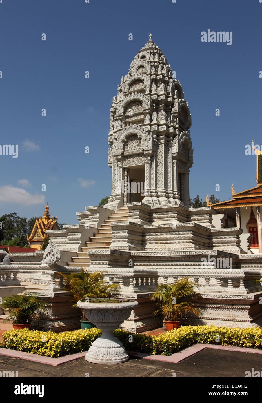 Stupa in Silver Pagoda complex, Phnom Penh Stock Photo - Alamy