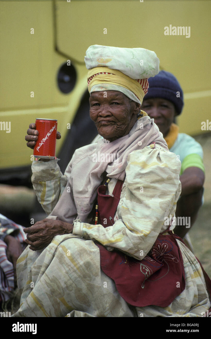 Herero women wait in the shade to vote in the first democratic namibian ...