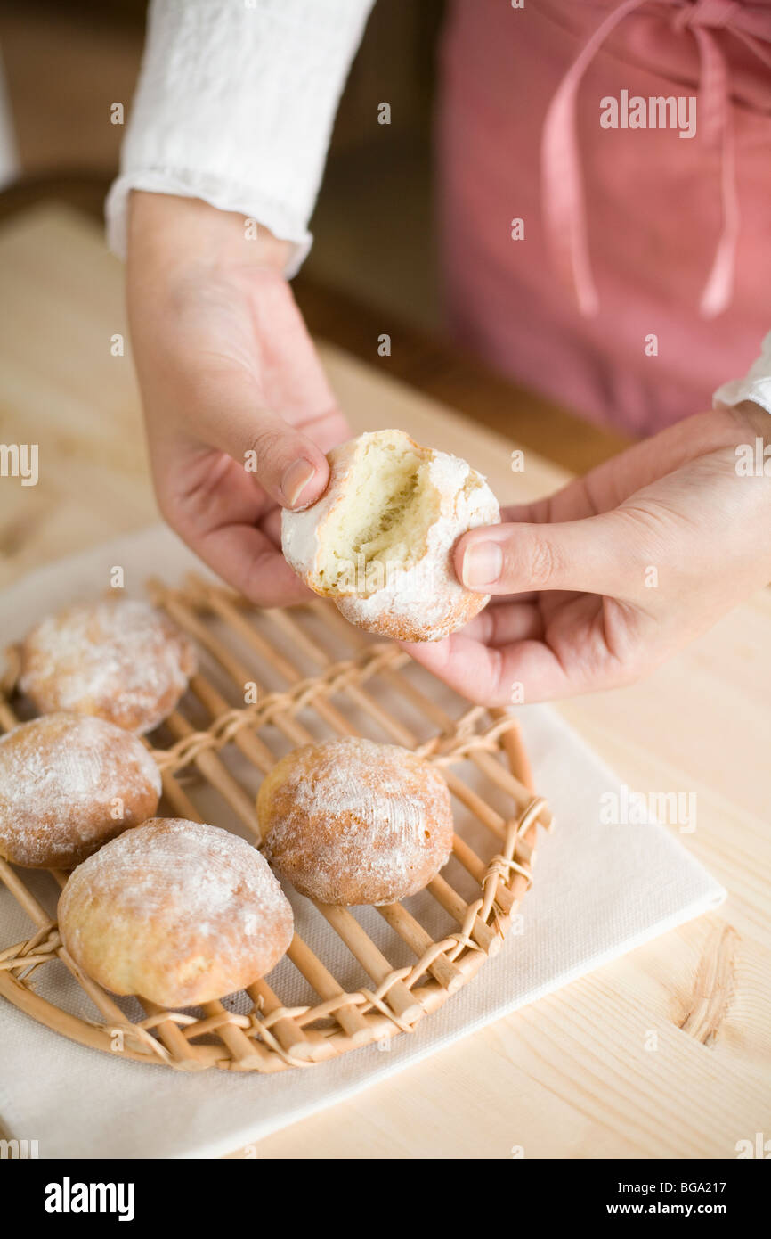 Breaking of bread hi-res stock photography and images - Alamy