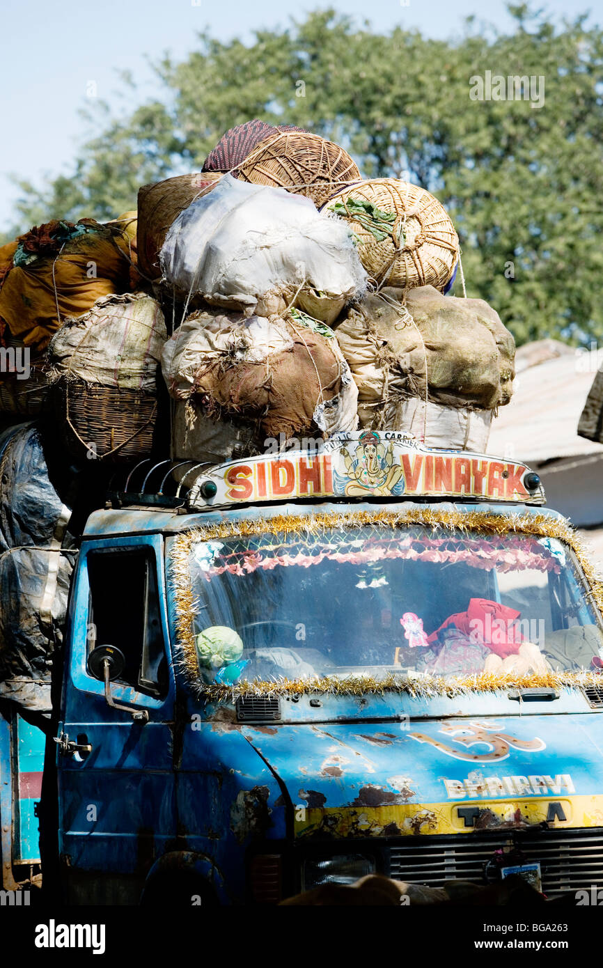 Lorry being loaded at a market in Orissa state, India Stock Photo - Alamy