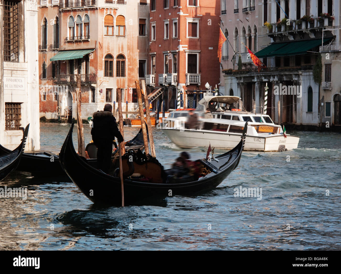 Gondola boats hi-res stock photography and images - Alamy