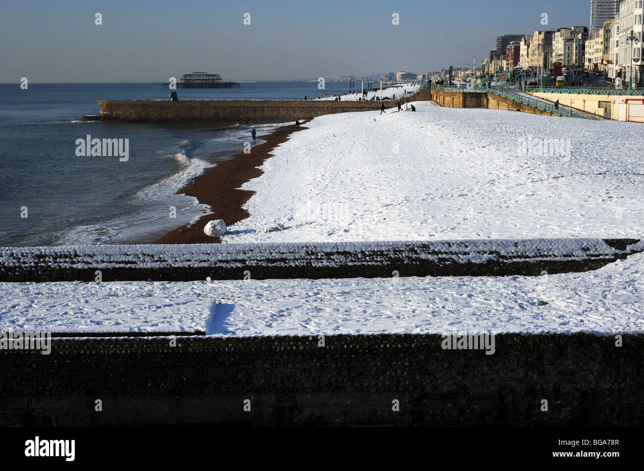 Heavy snow fall on brighton beach Stock Photo - Alamy