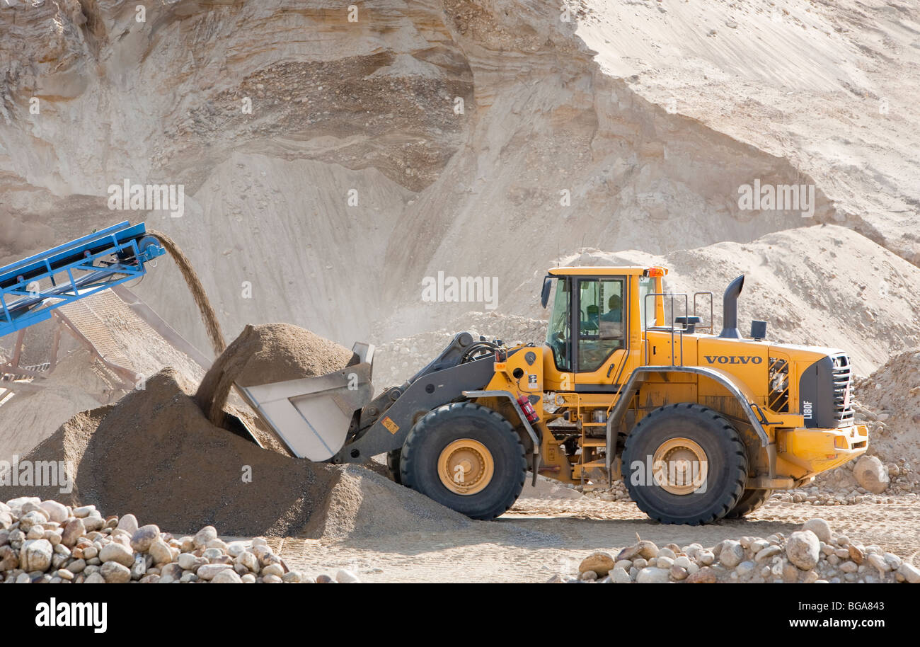 Man loading sand hi-res stock photography and images - Alamy