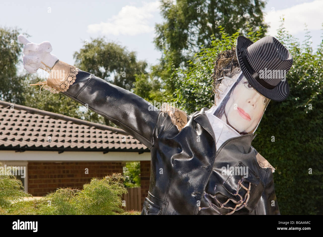 Scarecrow version of Michael Jackson at 2009 Flamstead Scarecrow ...