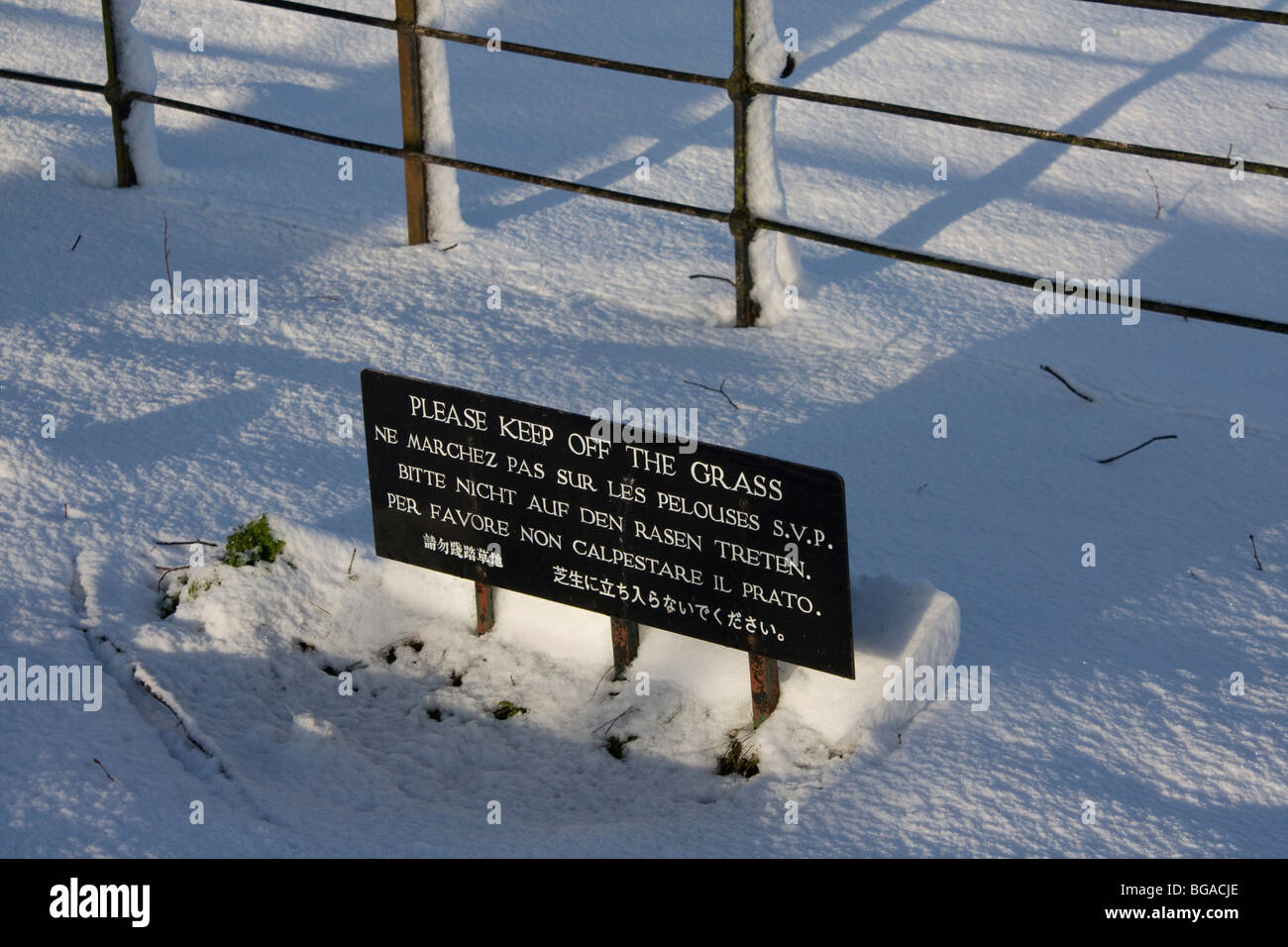 Dusting of snow on ice hi-res stock photography and images - Alamy