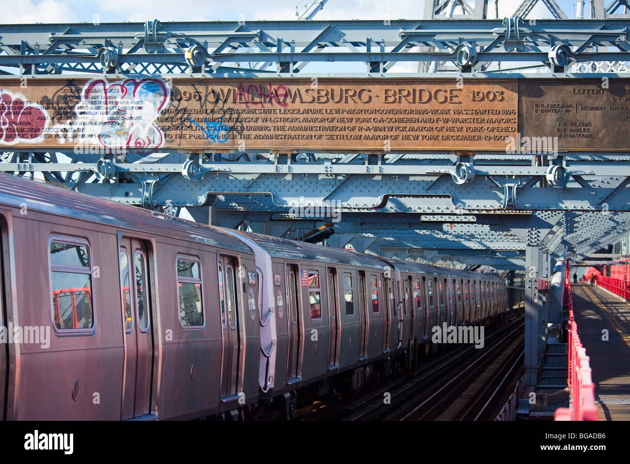 Williamsburg bridge subway train hi-res stock photography and images - Alamy