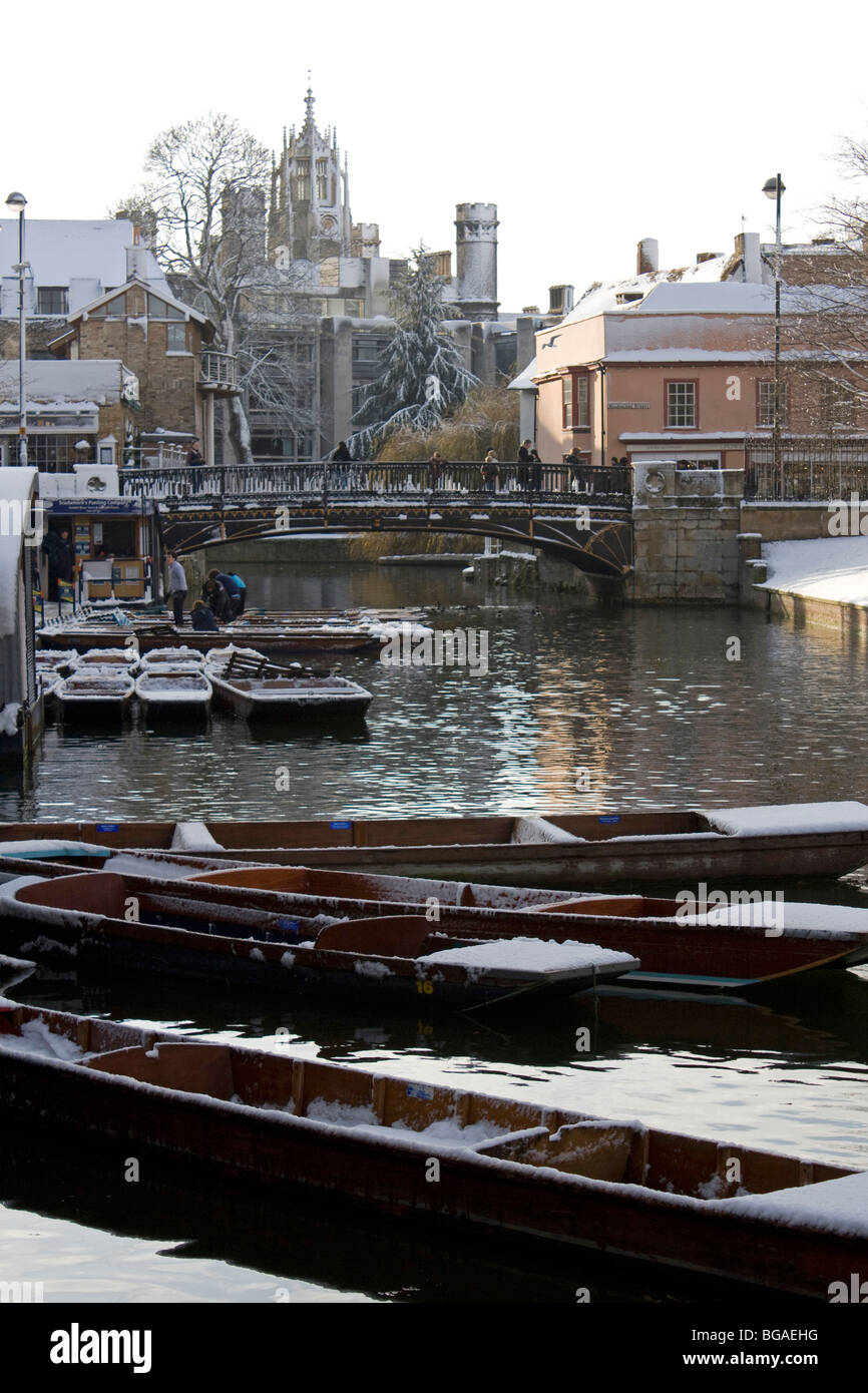 Dusting of snow on ice hi-res stock photography and images - Alamy