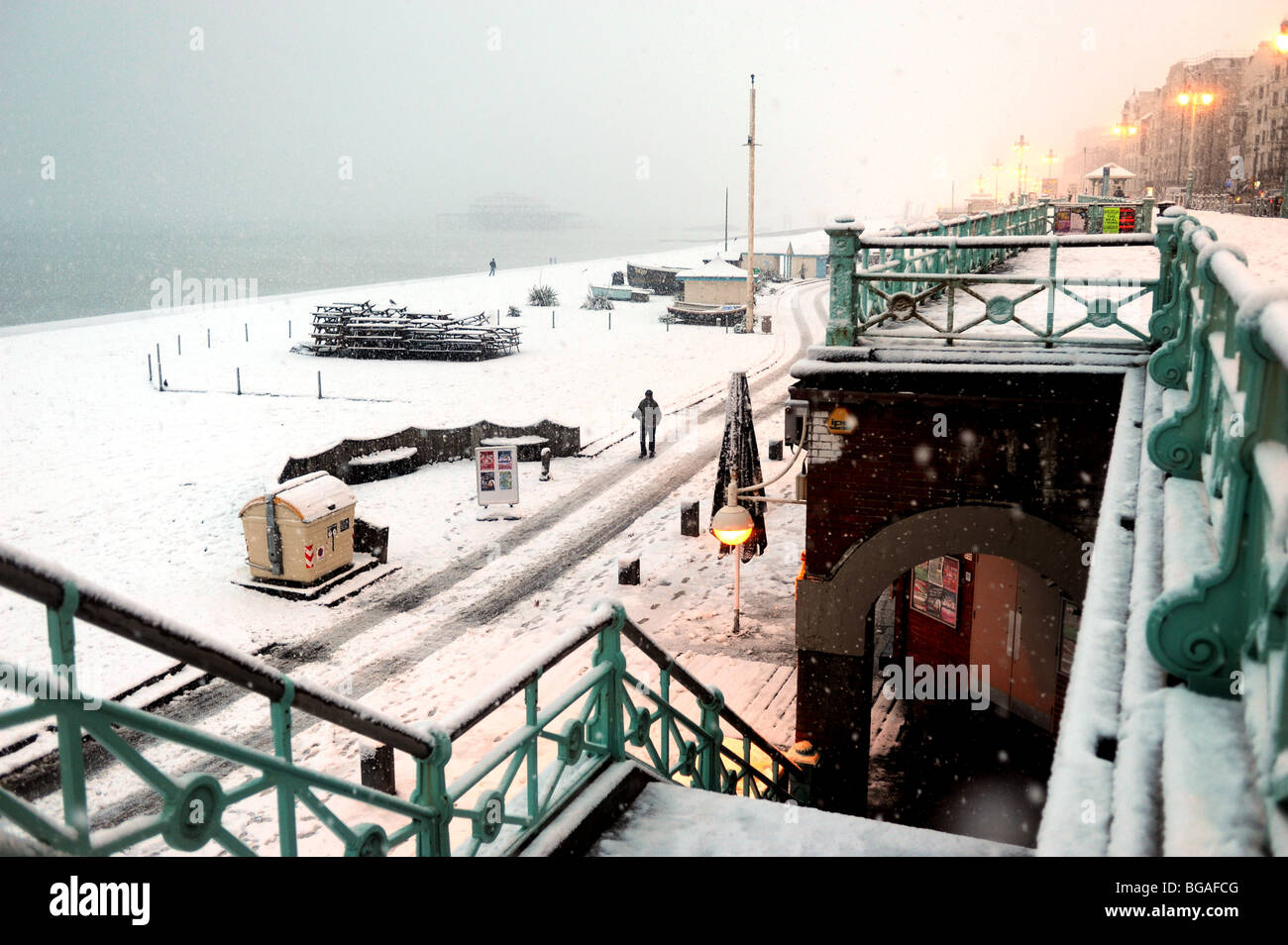Brighton seafront and beach after a heavy overnight fall of snow Stock ...