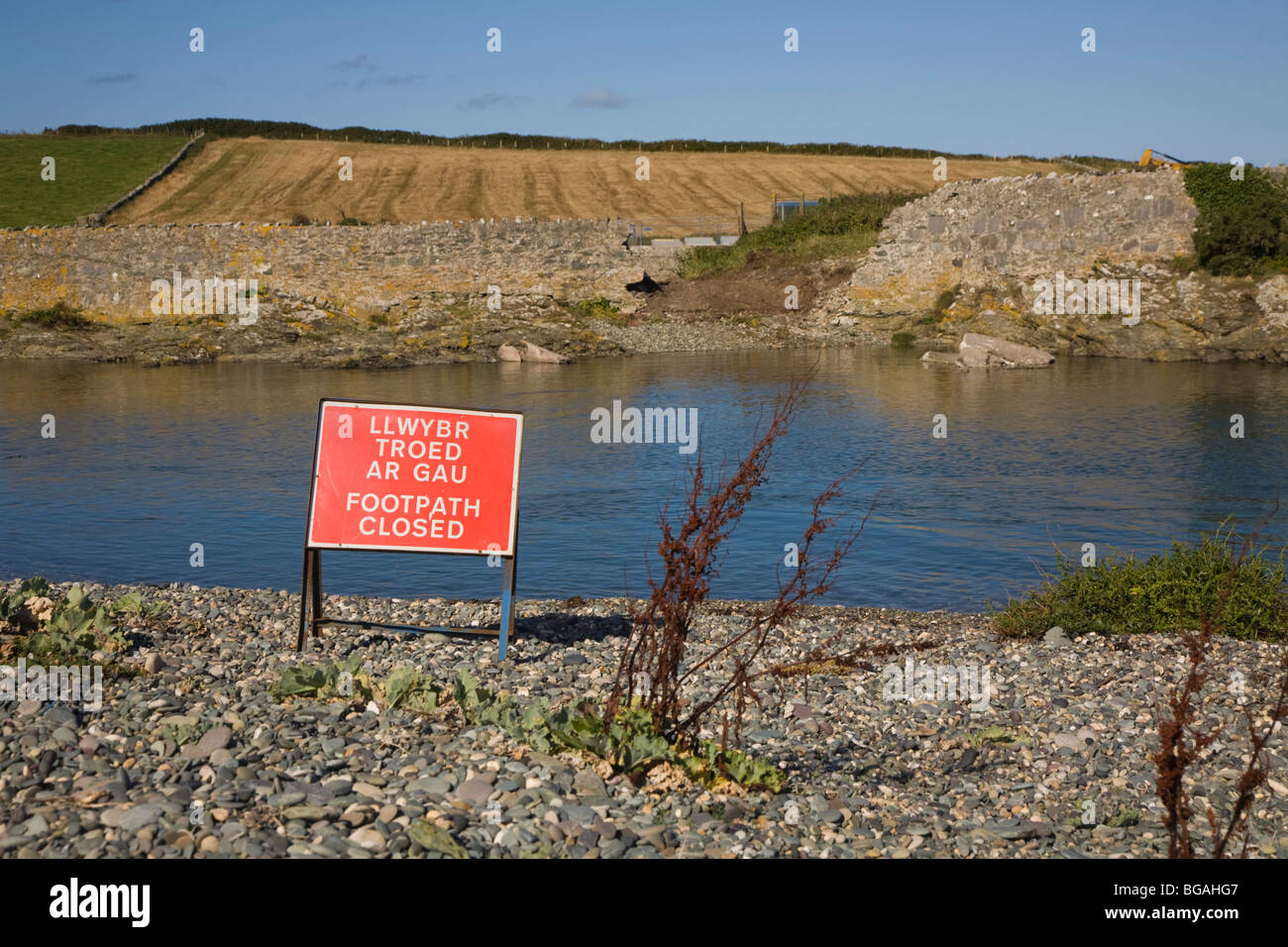Cemlyn Bay, sign, footpath closed Stock Photo - Alamy