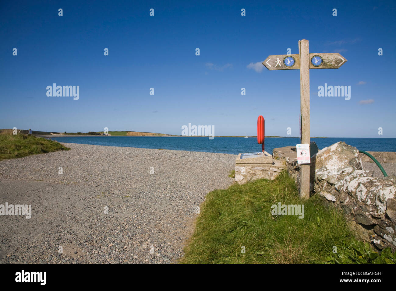 Cemlyn Bay, sign post of coastal path Stock Photo - Alamy